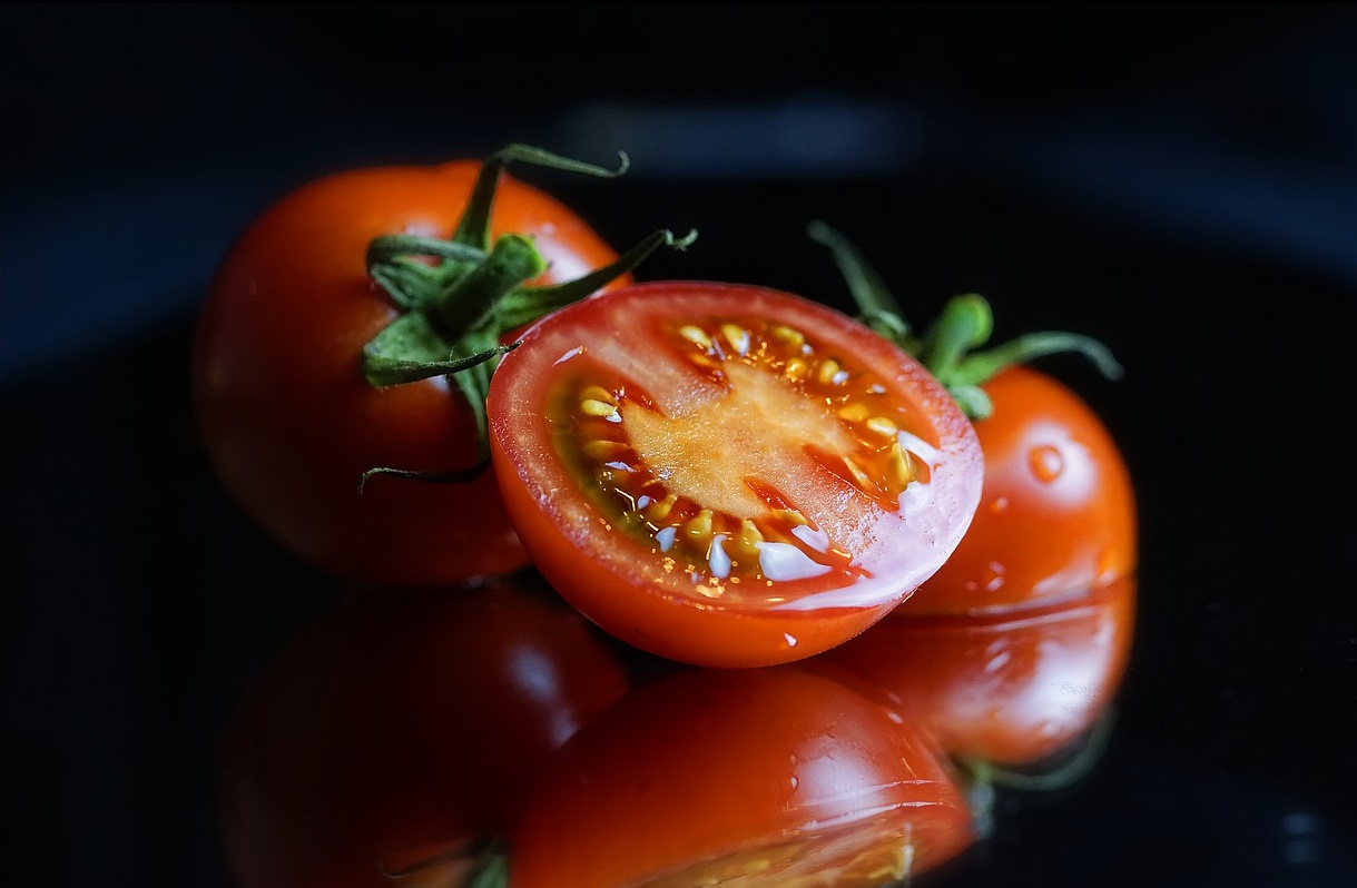 Tip na rychlé krájení cherry rajčat | Naše zahrada