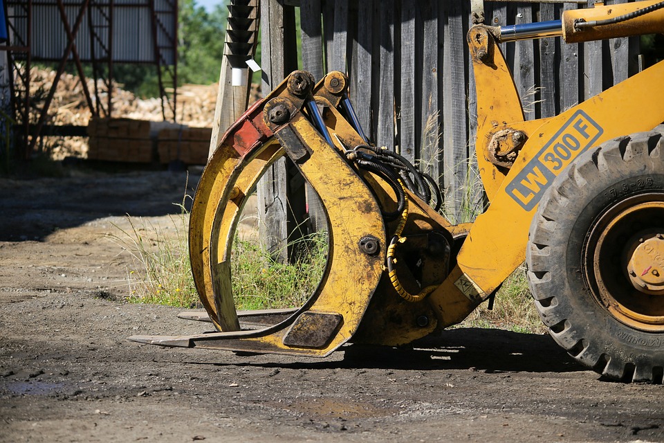 Bagrem na plot postavený obcí | Naše zahrada